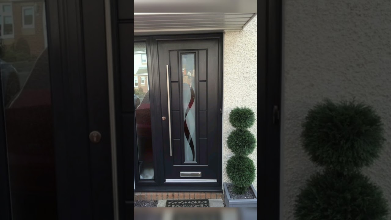 INSPIRASI PINTU DEPAN RUMAH KEKINIAN! Dilengkapi kaca agar cahaya tetap bisa masuk #kusenpintu