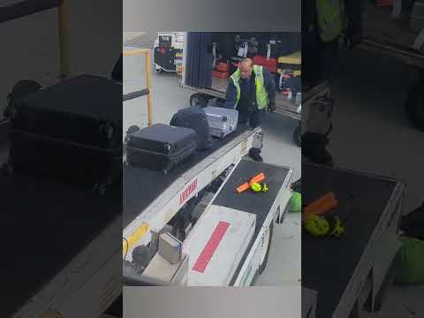 How Bags get offloaded #qatarairways #offloading #airlines #crewlounge