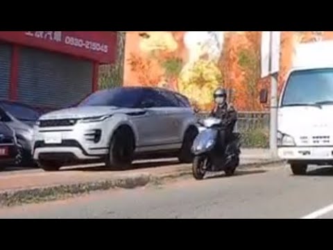 一早上班的路就被學長堵住，然後就有人在人行道玩起off-road了 | WoWtchout - 地圖型行車影像分享平台