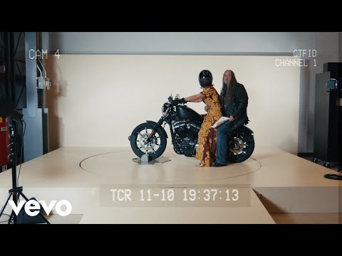 Katy Perry - Surprises A Biker In A Dramatic Reading Of Harleys In Hawaii