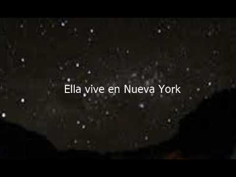 How to say She Lives In New York in Spanish