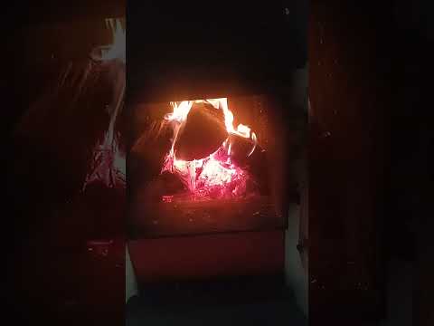Palenie drewnem na ruszcie wodnym w kotle na ekogroszek firmy Heiztechnik 17KW.