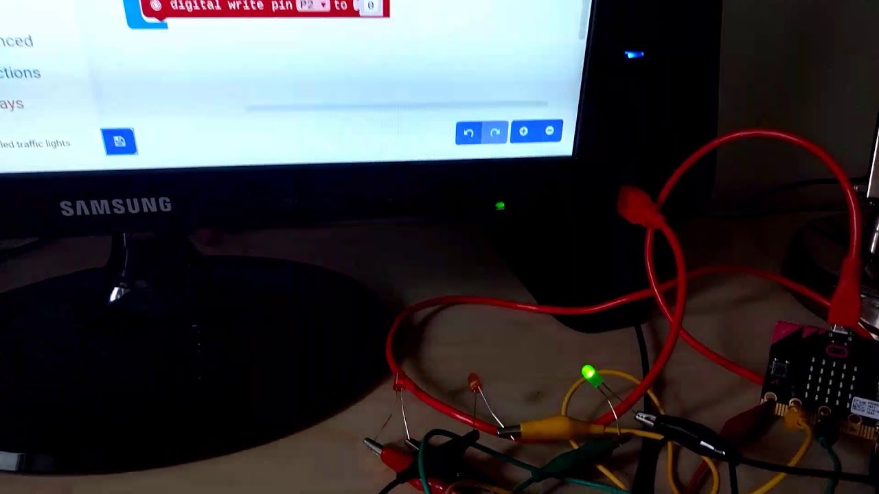 Lighting Three LEDs 'Traffic Lights' - BBC MicroBit