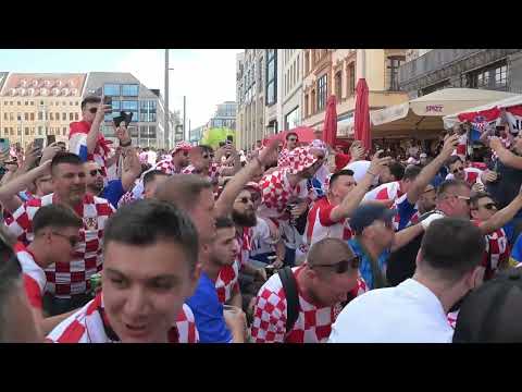 Navijači hrvatske nogometne reprezentacije pjevaju na gradskim ulicama uoči utakmice s Italijom