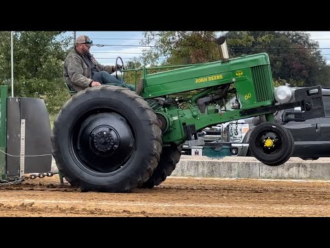 John Deere 60 pulling the 6000 prostock class
