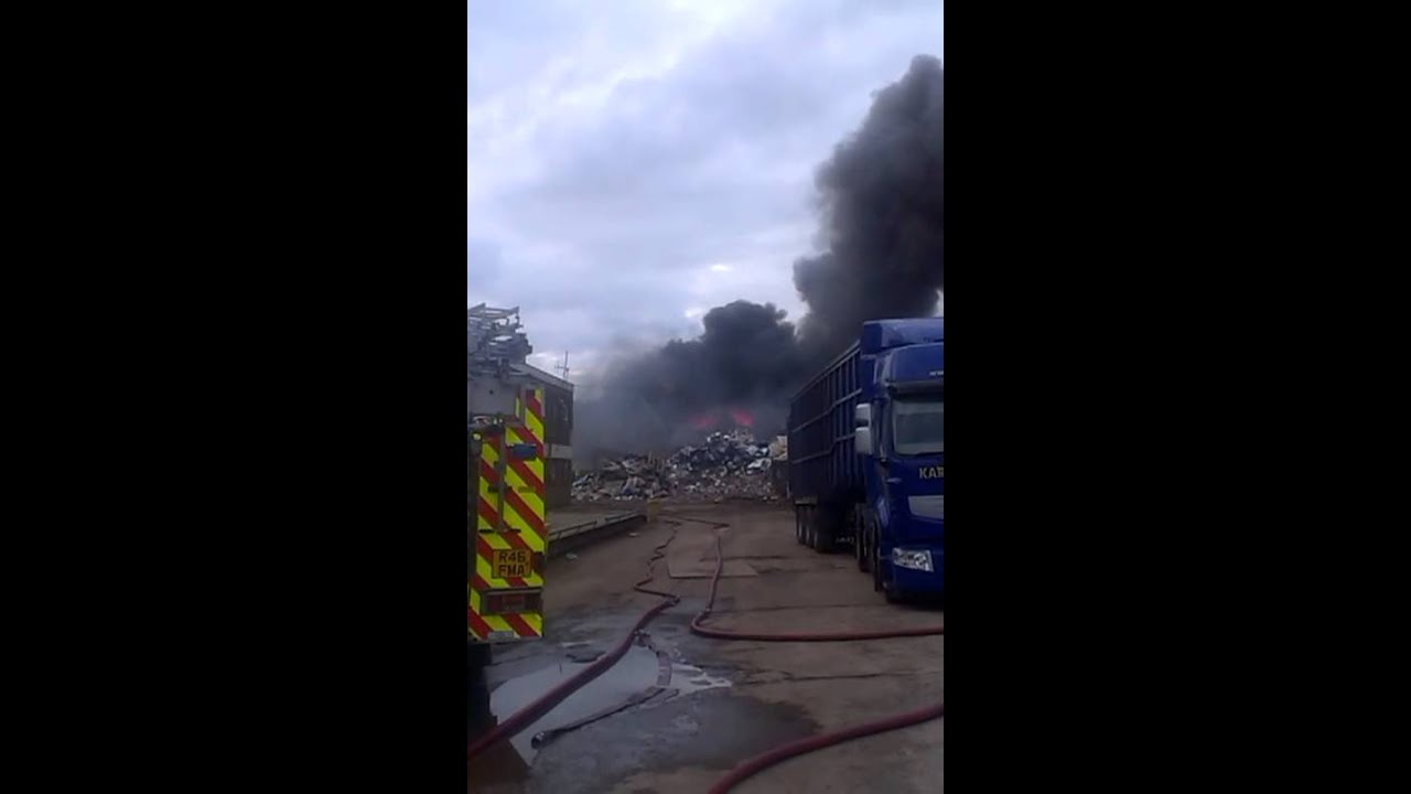 Plumes of black smoke seen across Widnes as fire engulfs scrapyard ...