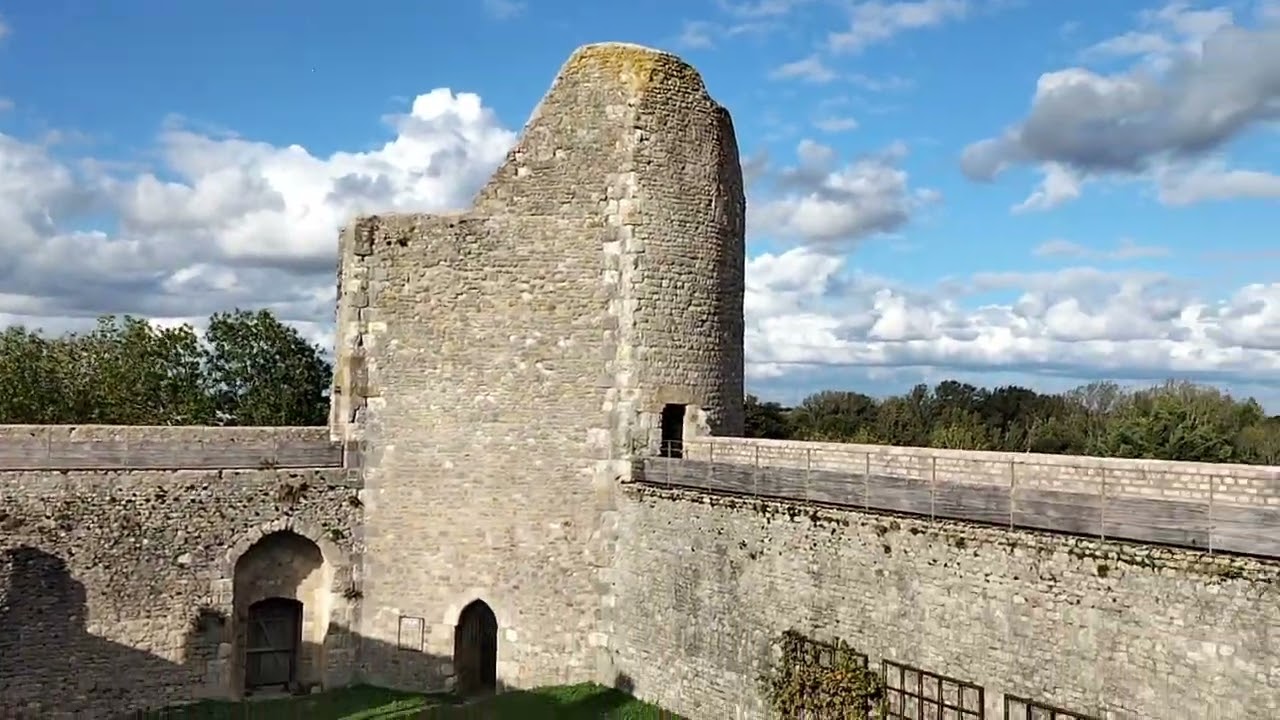 vue dans le château à yevre-le-chatel