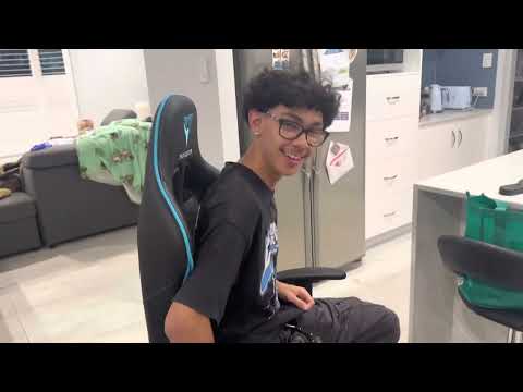 Unboxing new gaming chair and face cam for my yt setup