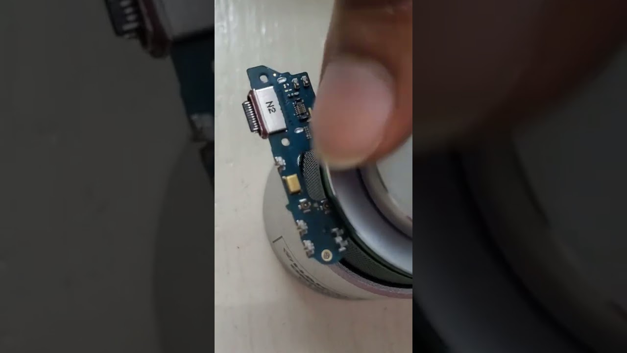 How to use the HAKKO OMNIVISE C1390 to clamp a motherboard