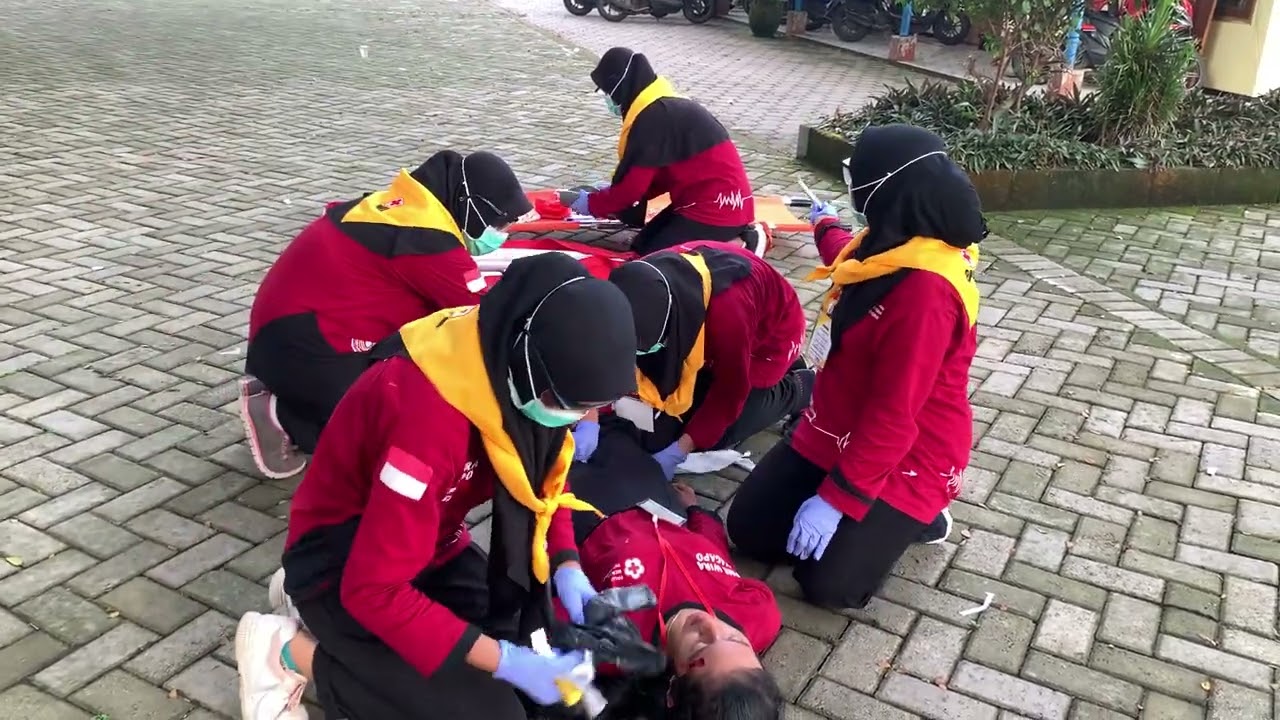 SIMULASI PERTOLONGAN PERTAMA PMR WIRA SMAN 3 PONOROGO (B)