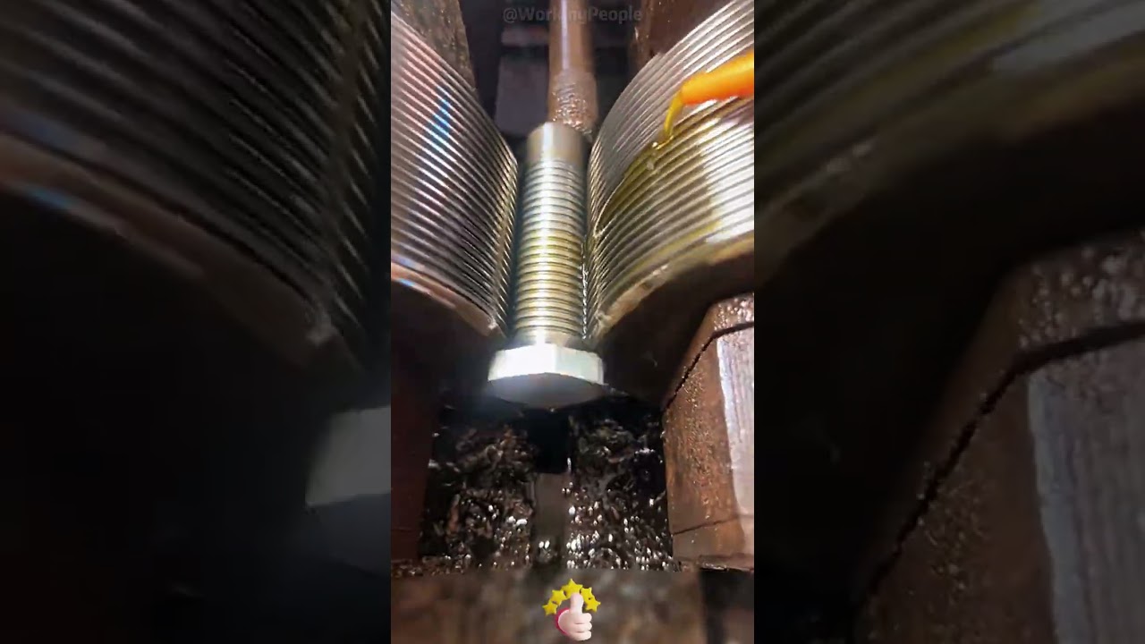The process of using a thread rolling machine to make screw threads on a screw rod 📏🔩🧰