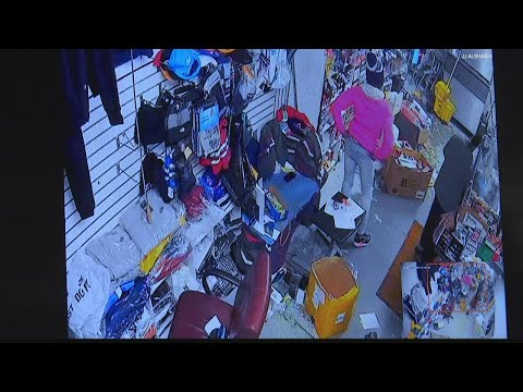 Woman impersonates police officer to rob convenience store