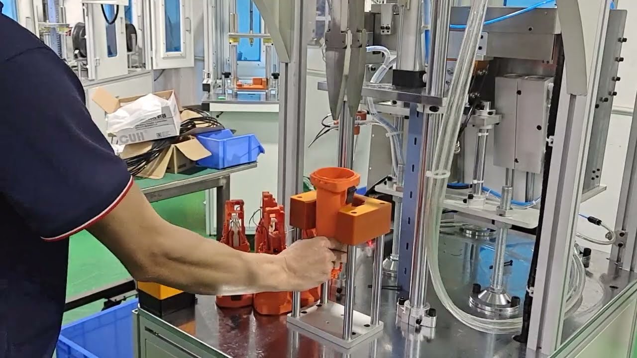 Tonghui Multi axis locking screw machine