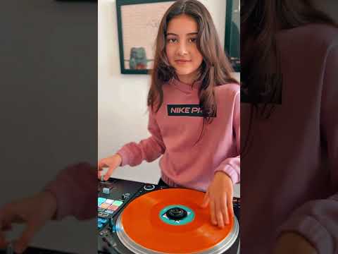 Fast scratching on Pioneer CRSS12 Turntable 🔥 #djmichelle #scratchdj