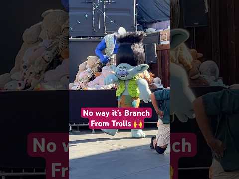 This Troll has got the moves 💃 #universalstudios #trolls #shorts