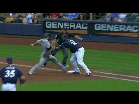 PIT@MIL: Suter alertly picks off Rodriguez at first