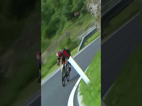 Poetry in motion watching Yannis Voisard descending 🤩📉 #cycling #giro
