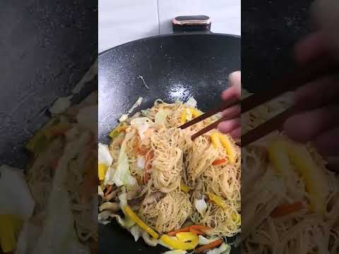 Bihon Noodles For Lunch #yummy #youtubeshorts #satisfying #viral #ofw #asmr