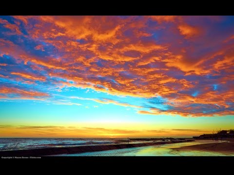 What determines the skies colours at sunset and sunrise?