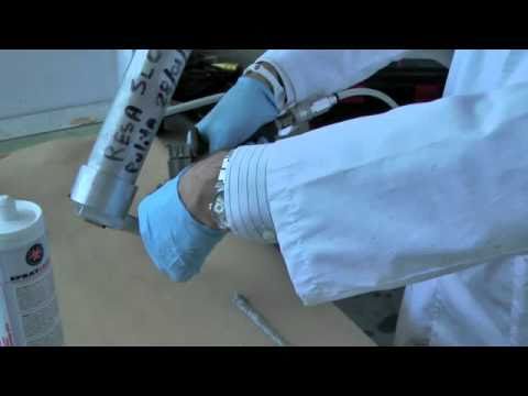 spray gun for extruding and spraying single component sealing products
