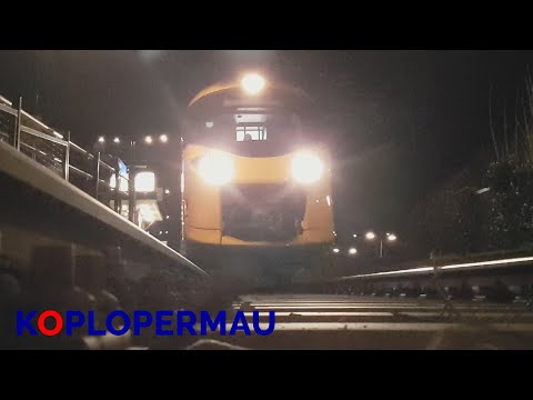 Een ICNG van onderen op station Obdam (in het donker, dat dan weer wel)