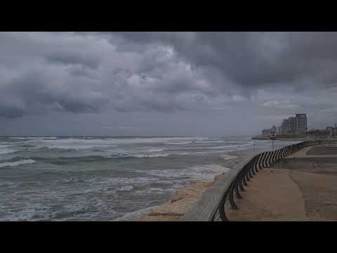 ים סוער בתל אביב. ראו כמה זה יפה. פסח 2021