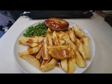 Food Review:Deluxe range from Lidl, 2 Chicken, Leak & Bacon Pies & Bisto Chip Shop Gravy 25.10.22