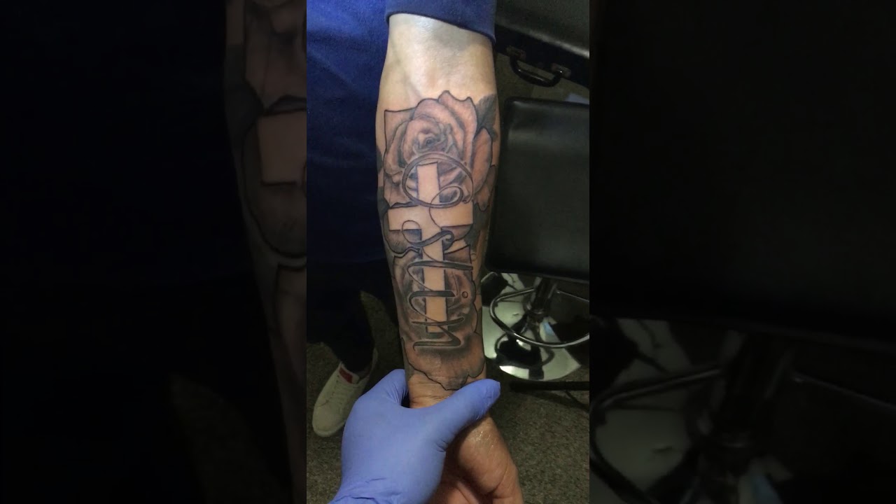 Roses with cross and name tattoo | tatuaje de rosas Cruz con nombre