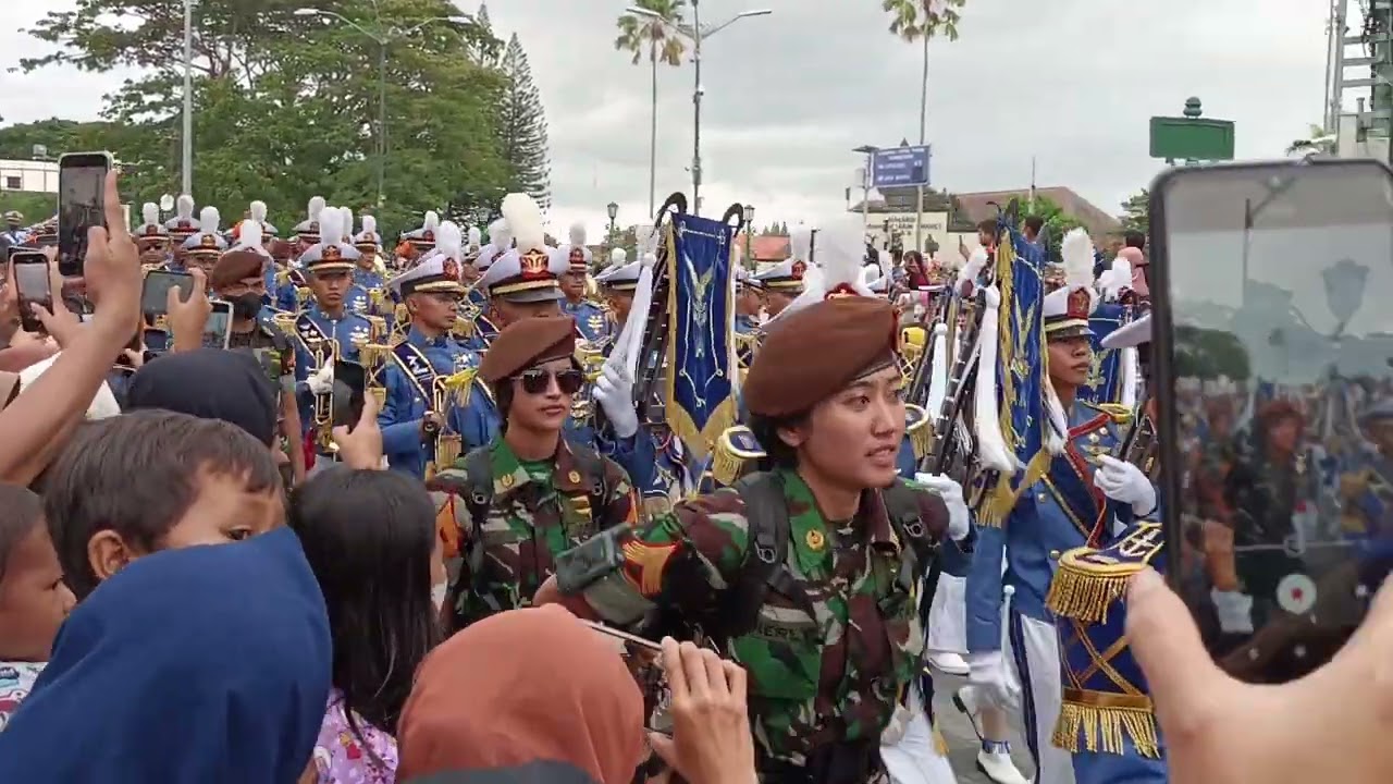Meriah, Parade Drumband TNI Dan Display Alutsista TNI di Jogja ...