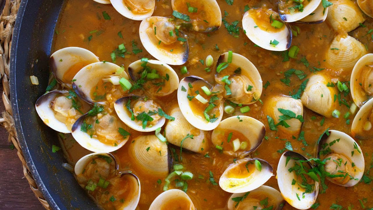 Spanish-Style Clams in Tomato and Wine (Almejas en Tomate y Vino)