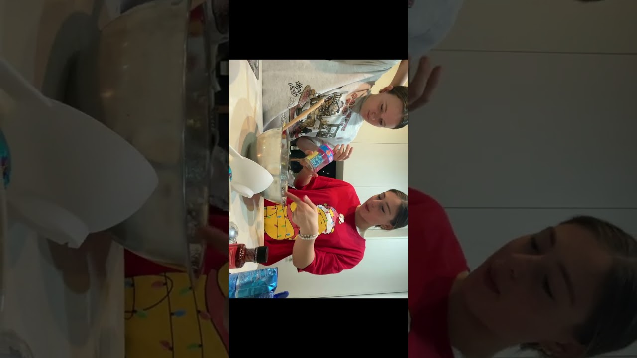 Vlog #1 - BAKING CHRISTMAS COOKIES ( a little too early hehe ) 🎄🎁❤️ #baking #vlog #christmas #cookie