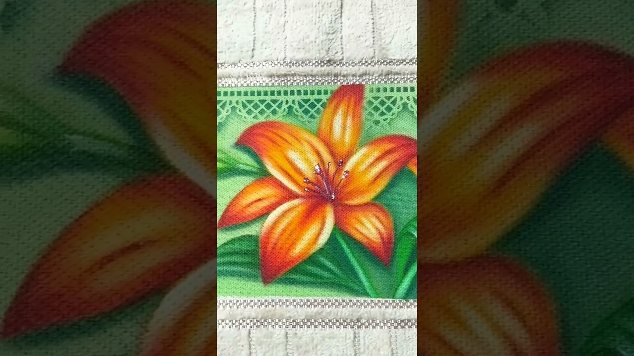 No canal:pintura de lírios em toalha de lavabo