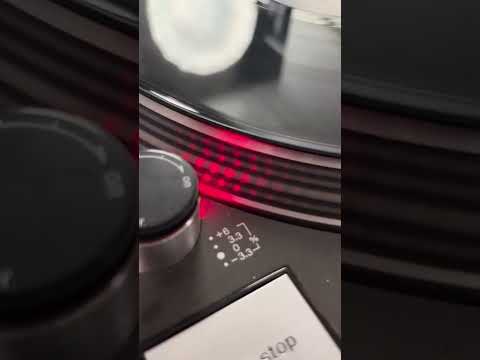 Why turntables have a flashing light 🚨