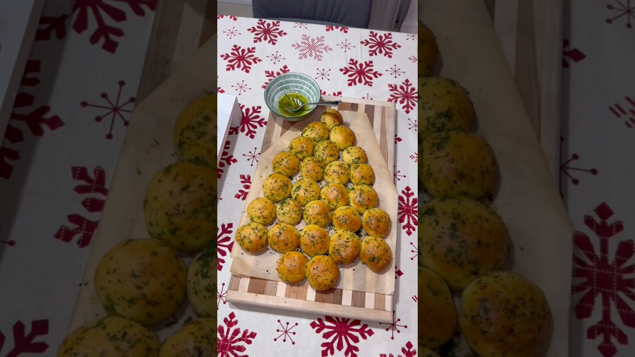 Christmas tree 🎄✨ Garlic Knots, Baked until golden and fluffy! #christmas #viral #baking