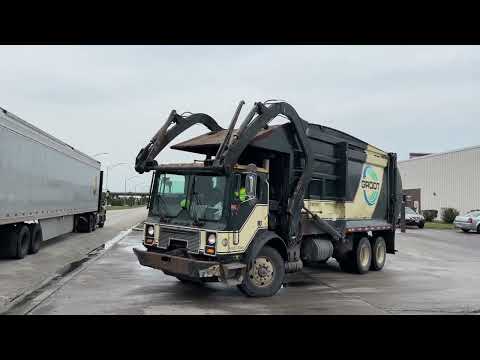 Groot MR McNeilus Atlantic Garbage Truck