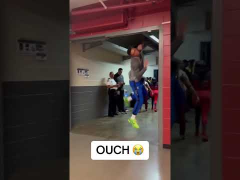 Dwight Powell forgot how tall he was ????