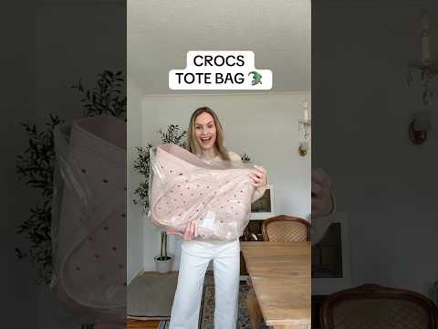 Crocs just released their new tote bag and it’s perfect #tote #beachbag #crocstote #crocs #pool