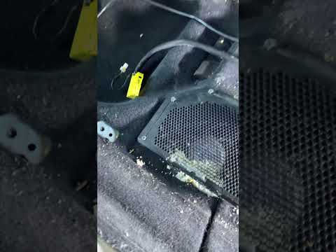 Subwoofer under the front seats (BMW E90)