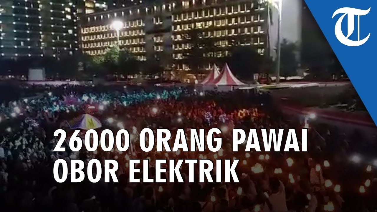 Ribuan Orang Melakukan Pawai Obor Elektrik di Sepanjang Jalan MH ...