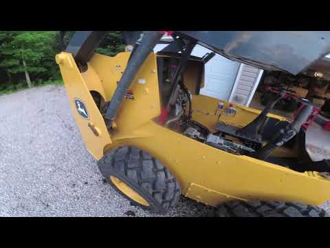 john deere 312 GR skid steer leaking hydraulic fluid