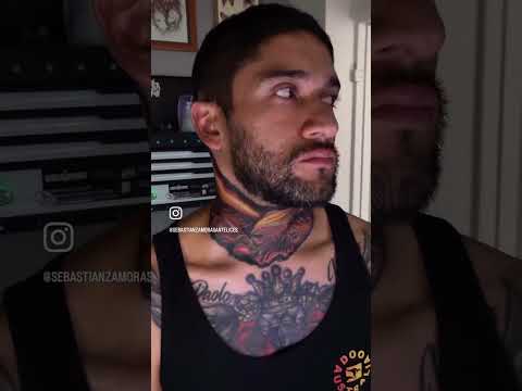 Fenix tatuado en el cuello