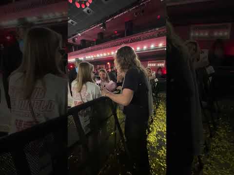 We simply have the cutest fans! ❤???? #Tokiohotel #tomkaulitz #tourlife #onstage #shorts