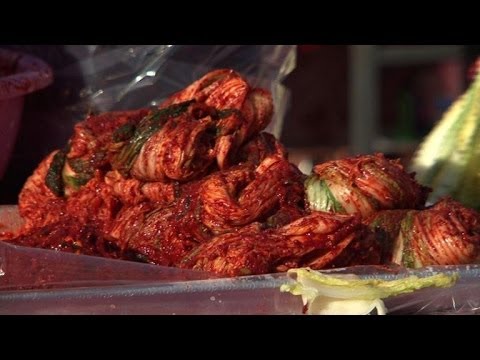 Mass kimchi-making by 3,000 women in central Seoul