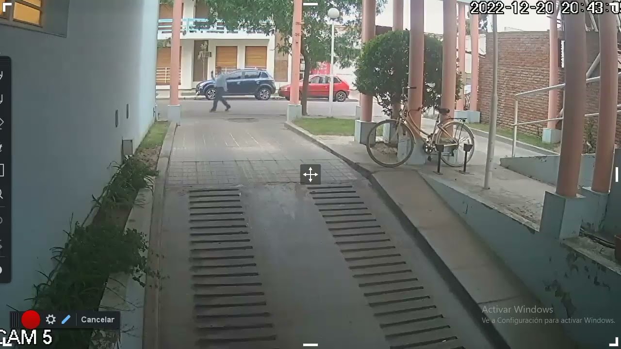 Choque a un auto estacionado: joven pide difusión para obtener datos del seguro