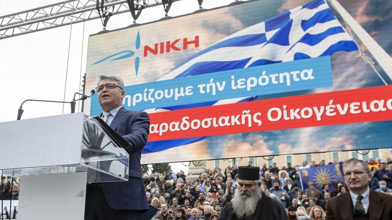 Ηχηρό «ΟΧΙ» από το Σύνταγμα για τους «γάμους» και τις υιοθεσίες ...