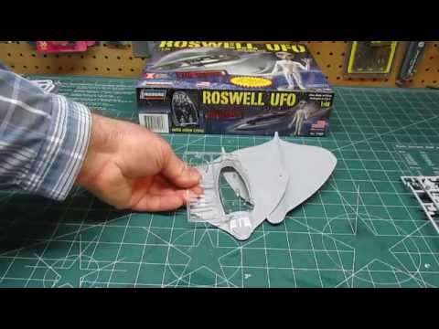 Lindberg 1/48 Roswell UFO with Alien Figure Model Kit # 91005 Open Box Review