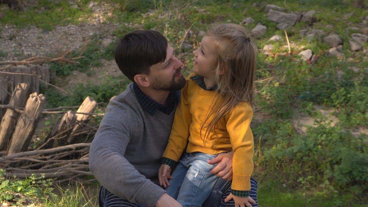 Father and daughter in the autumn park. Family holiday