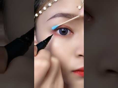 How to apply eyeliner