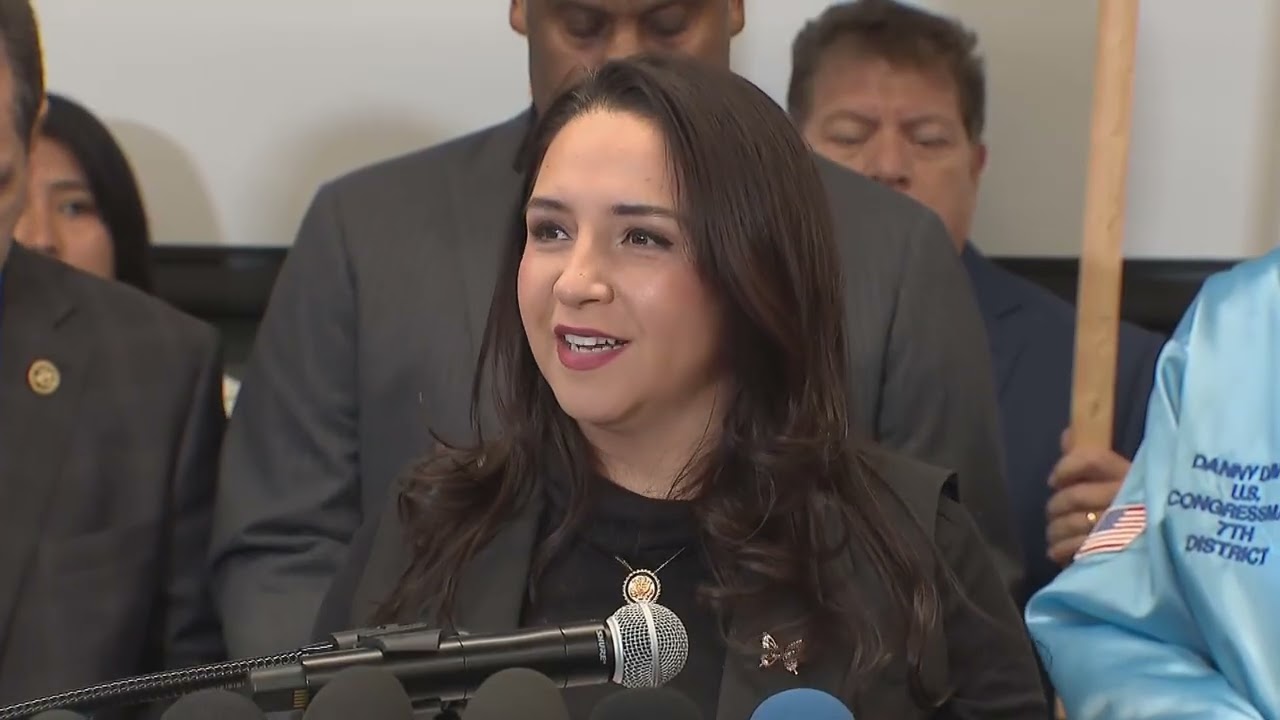 Illinois Lawmakers Describe Conditions Inside Broadview ICE Detention Center | FULL