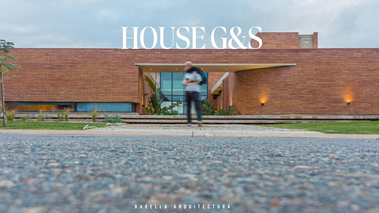 U-Shaped Residential Architecture with Courtyard and Water Elements | Hosue G&S